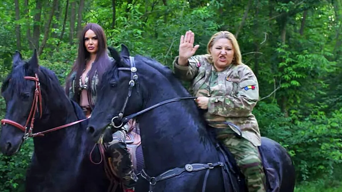 Vine Șoșoaca! Vine pe cal și ne rezolvă pe toți!